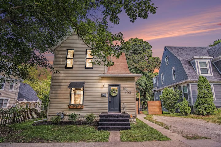 Downtown Grand Rapids Modern Retreat | Walkable - Grand Rapids, MI