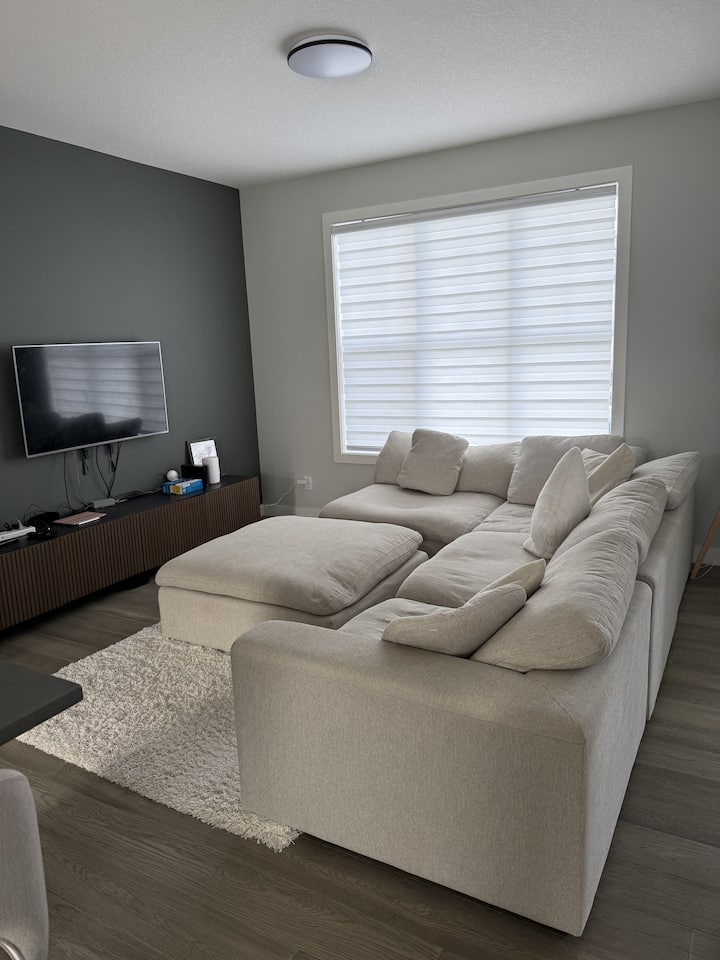 Spacious & Cozy Getaway With Big Backyard - Chestermere