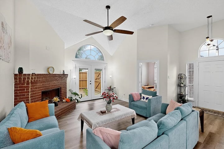 Rowlett Haven: Sunny Getaway W/ Pool & Hot Tub - Rowlett, TX