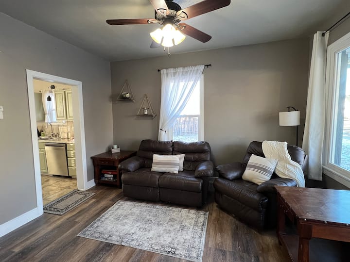 Cozy Yellow Cottage - Cheyenne Frontier Days