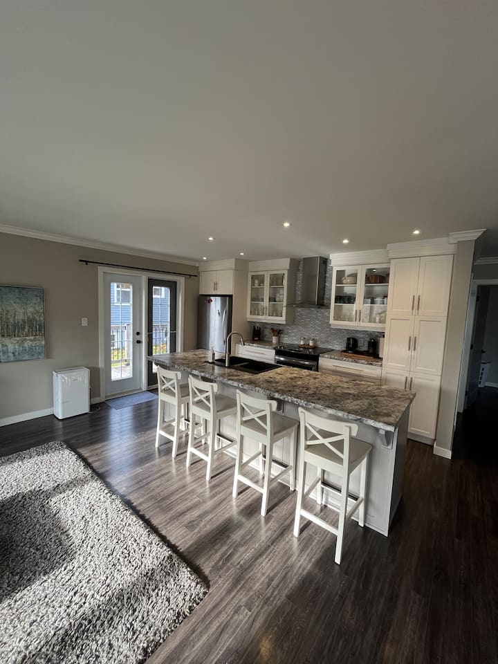 Vibrant 2-bedroom House On Historic Topsail Road - 聖約翰