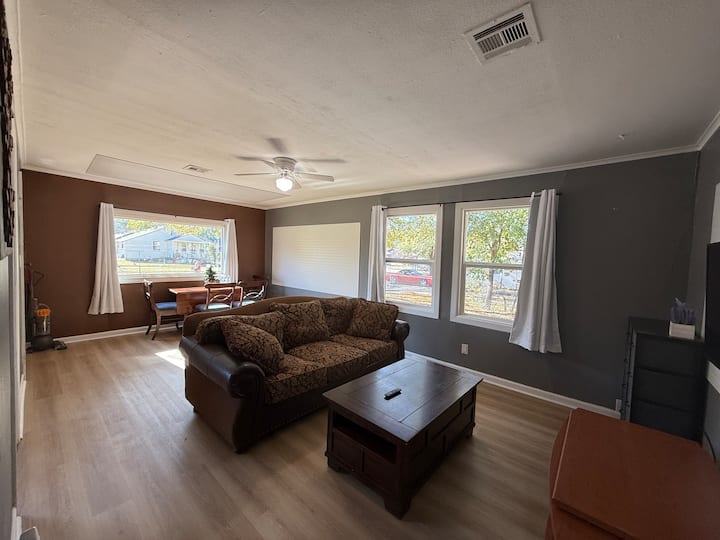 Cozy Retreat#1: Charming Cottage With 2 Queen Beds - Wichita, KS