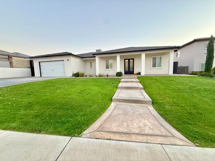 Stylish Family Getaway - Sports, Pool, Game Room - Bakersfield