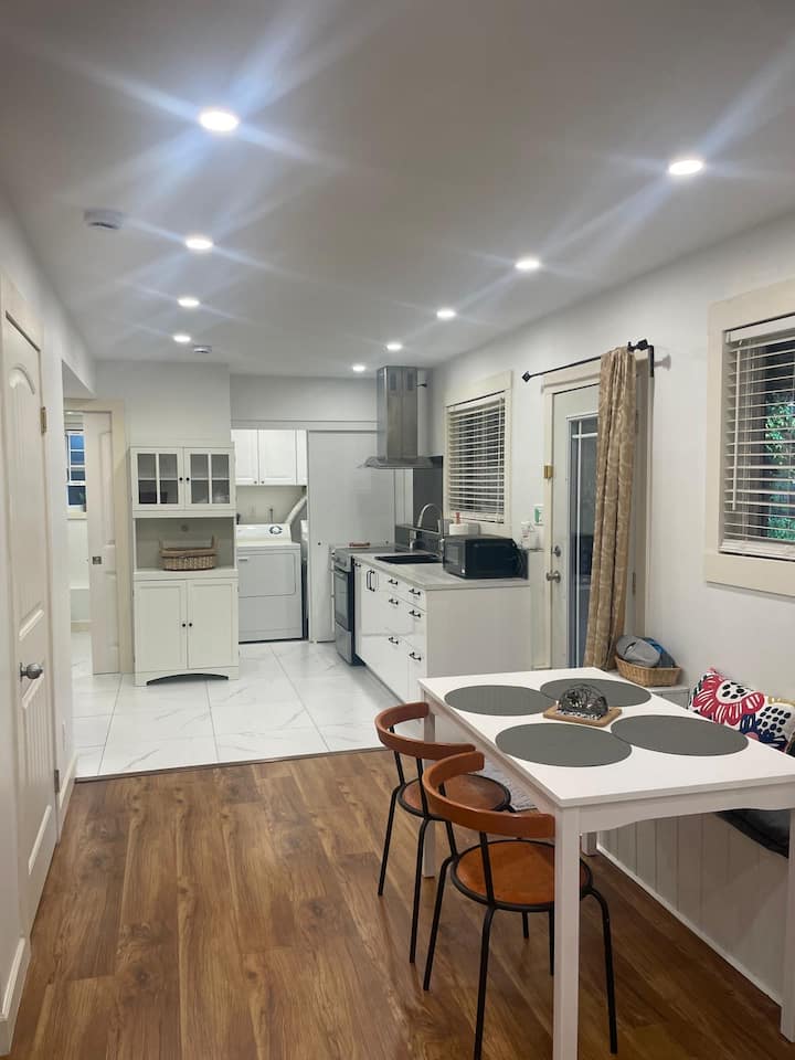 Cozy Garden Suite In North Vancouver - 노스밴쿠버