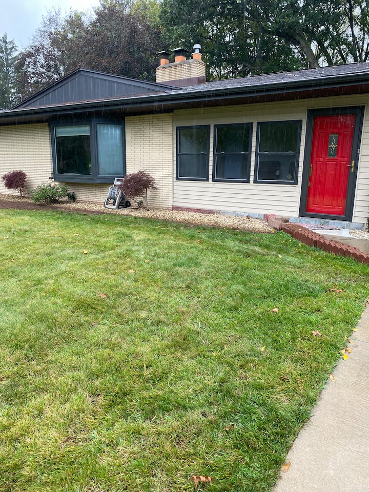 Upper Level Riverside Ranch - Battle Creek, MI