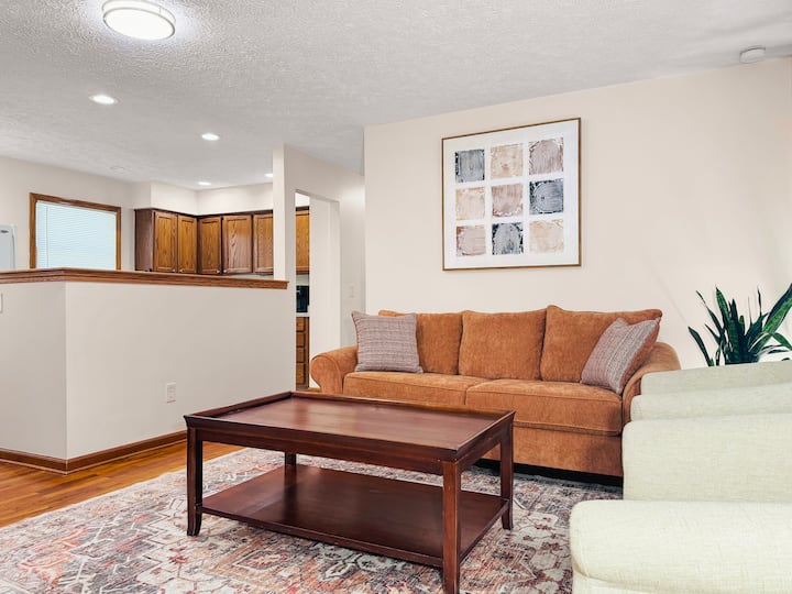 Modern 3br Retreat Near Msu & Downtown Lansing - Lansing, MI