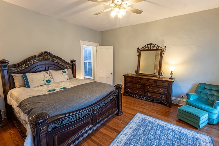 Spacious Historic Rowhome Near Centre Market - Wheeling, WV