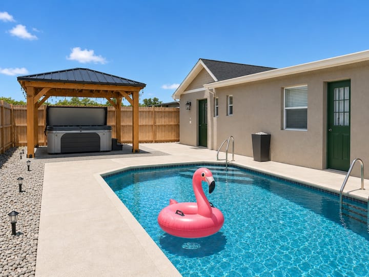 4br 2ba Pool Hot Tub Bbq Mini Golf Sleep 12 - Port Charlotte, FL