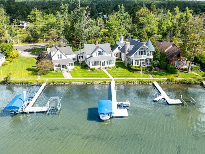 Cozy Crooked Cottage-lakefront & Private Dock! - Petoskey, MI
