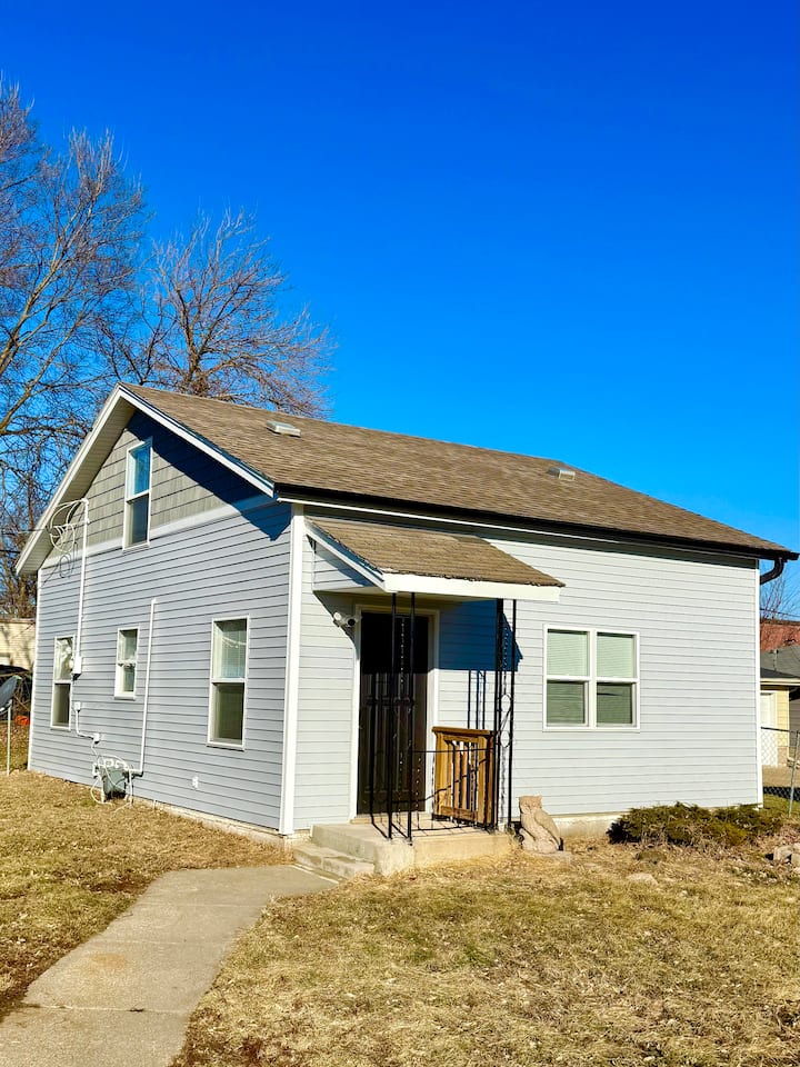The Airport Haven Retreat 2.0 - Carlisle, IA