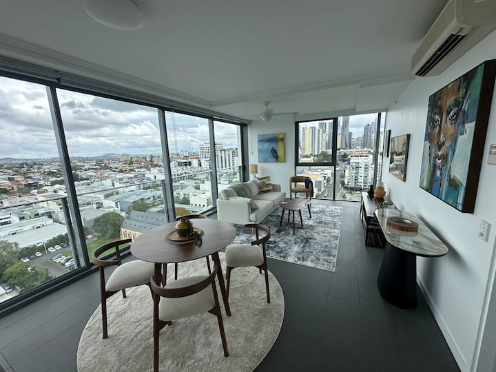 Skyline Elegance Redefined: Your City Escape - 브리즈번