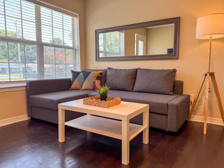 Spacious Home W/ 14 Beds, Sleeps 16 - Cleveland