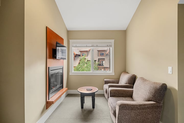 Modern 2-bedroom Suite With Balcony & Pool - Canmore