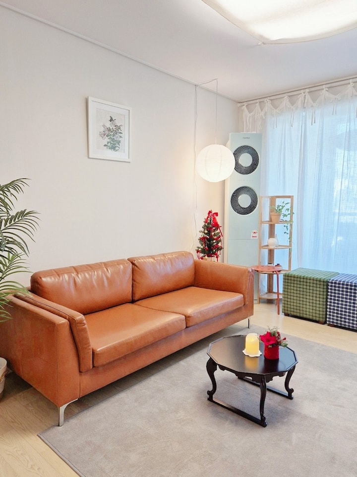 신축)동궁과월지3분/황리단길인접/가성비감성숙소/깨끗침구/무료주차/비대면체크인/넷플무료/8인 - Gyeongju