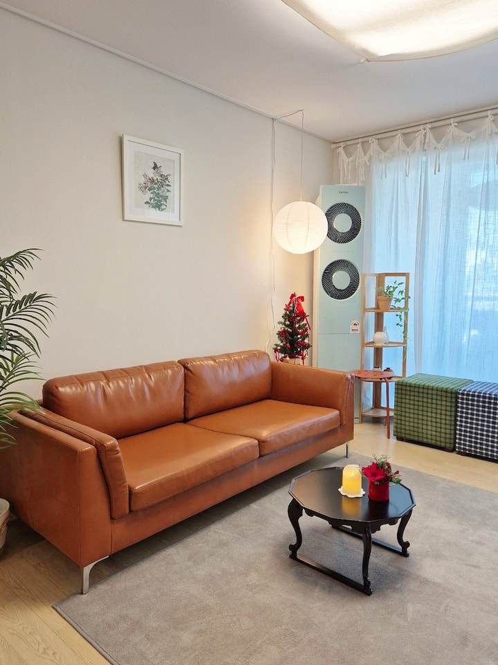 황리단길 인근｜미드센추리 무드의 감성하우스 (8인) - Gyeongju-si