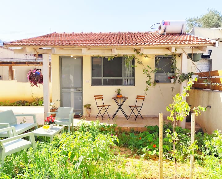 יחידת אירוח שלווה עם חצר פרטית בפרדס חנה - Israel