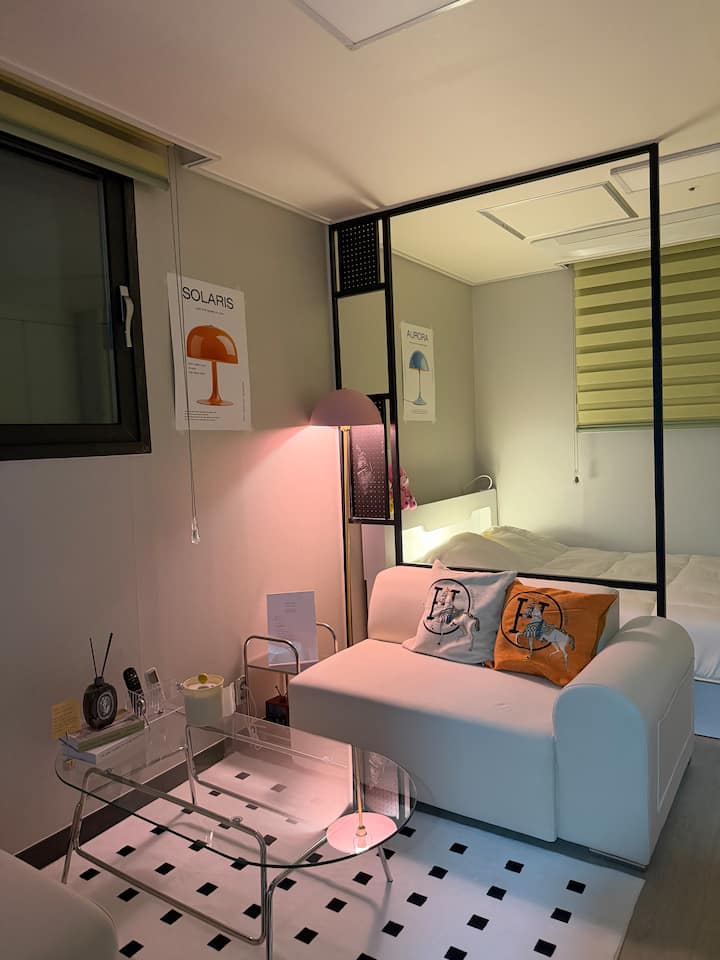 New [행궁동] 침실 + 거실
화성행궁ㅣ행리단길ㅣ통닭거리ㅣ수원역ㅣ매교역ㅣ지동시장ㅣ신축ㅣ - 권선2동