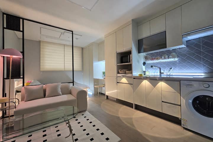 봄맞이할인 [행궁동] 침실 + 거실
화성행궁ㅣ행리단길ㅣ통닭거리ㅣ수원역ㅣ매교역ㅣ지동시장ㅣ신축 - Suwon-si