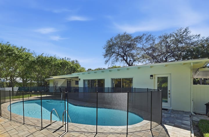 Retro Pool Home; Bike To Beach/dining/shopping - Naples, FL