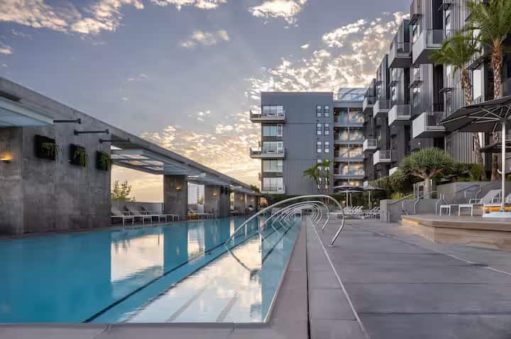 2 Bd 2bath~ Free Parking Gym Pool Jacuzzi - Hollywood, CA