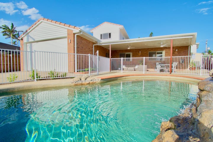 Salt Air Retreat | Steps To The Surf - Sunshine Coast