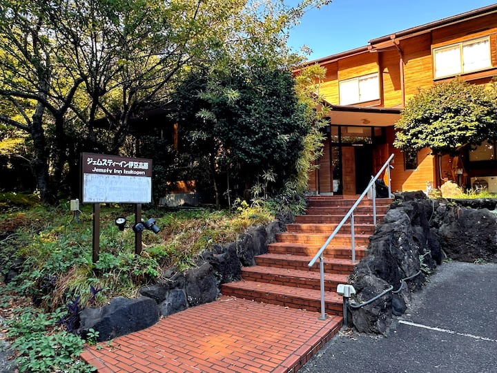 伊豆高原駅徒歩10分・天然温泉旅館全棟貸し切り300㎡・10室ツインルーム・max 20名！ - Japan