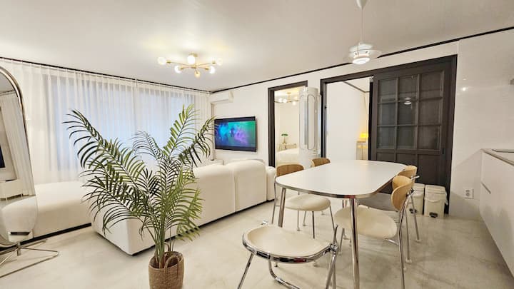 홍대 도보3분/한팀 숙소 전체사용/방3욕실2거실1/파워풀한 건조기/주차 - South Korea