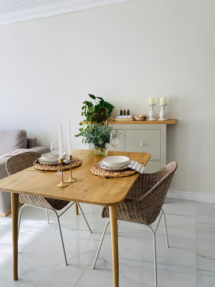 Couvaras Haus | Designer Mountain View Retreat - Somerset West