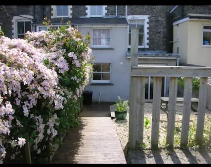 Centrally Located With Private Parking And Garden - Aberystwyth
