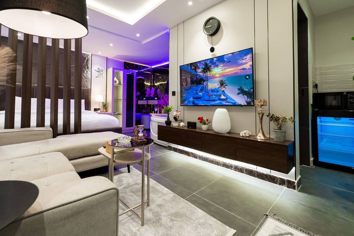 Luxury Jacuzzi Studio – Unique Design & Cozy Feel - Airbnb