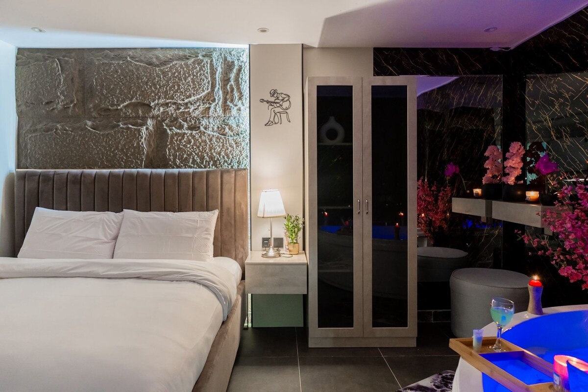 Luxury Jacuzzi Studio – Unique Design & Cozy Feel - Airbnb