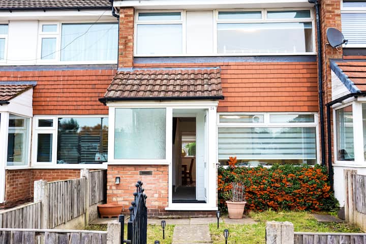 Cosy Airport Retreat | Netflix & Fresh Bakes - Knutsford