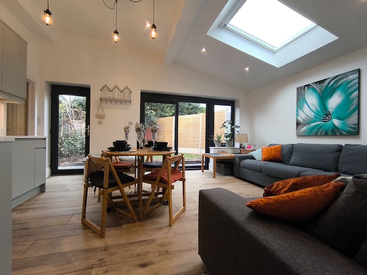 Gentle Breeze:
A 3-minute Walk To The Beach - Highcliffe