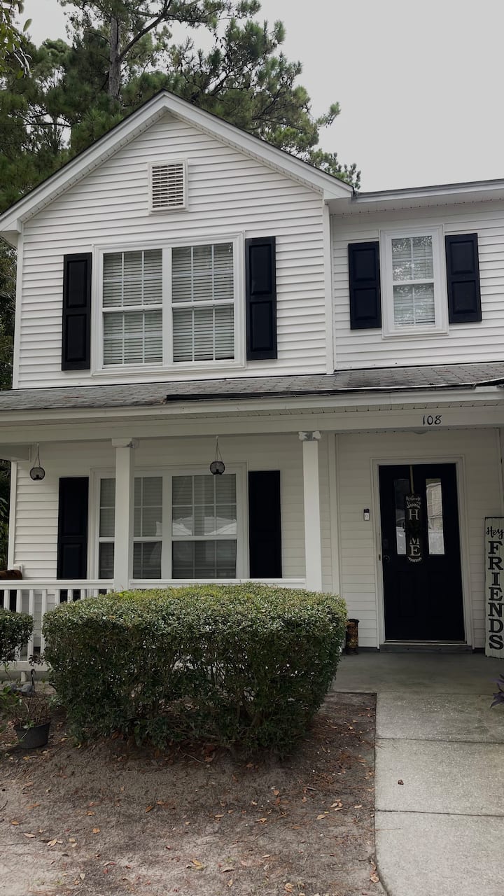 Breezy 5 Bedrooms Fenced Yard On A Lagoon ‼️ - Bluffton, SC