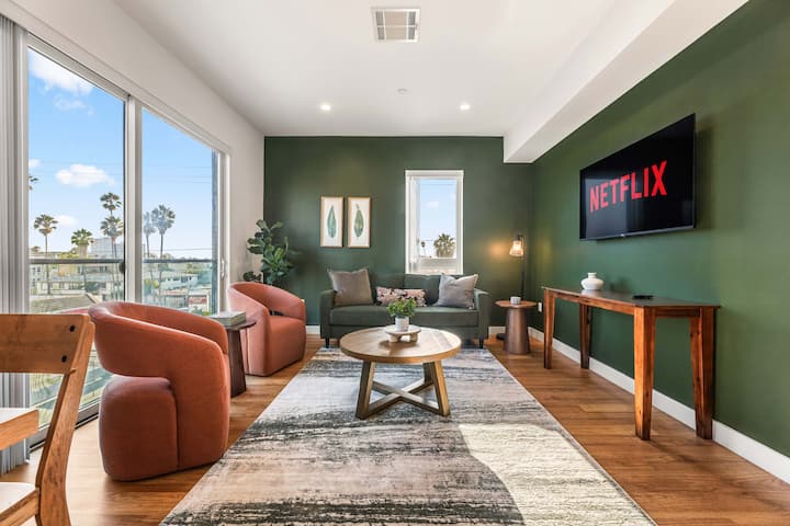 Light-filled Home In K-town | Parking, Gym & Views - West Hollywood