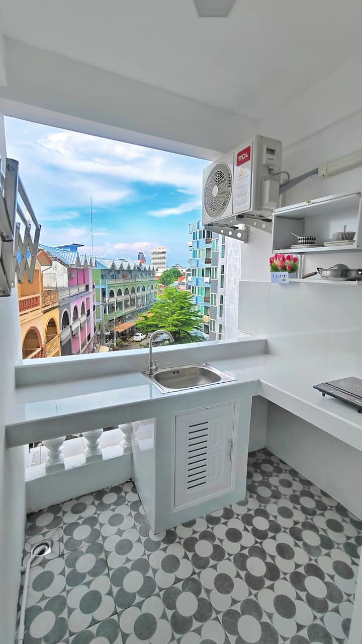 市中心/5分钟到海边/低价/新装修/安静/阳台/新泳池 /刷卡入住/保险箱/网络电视/私人洗衣机 - Pattaya