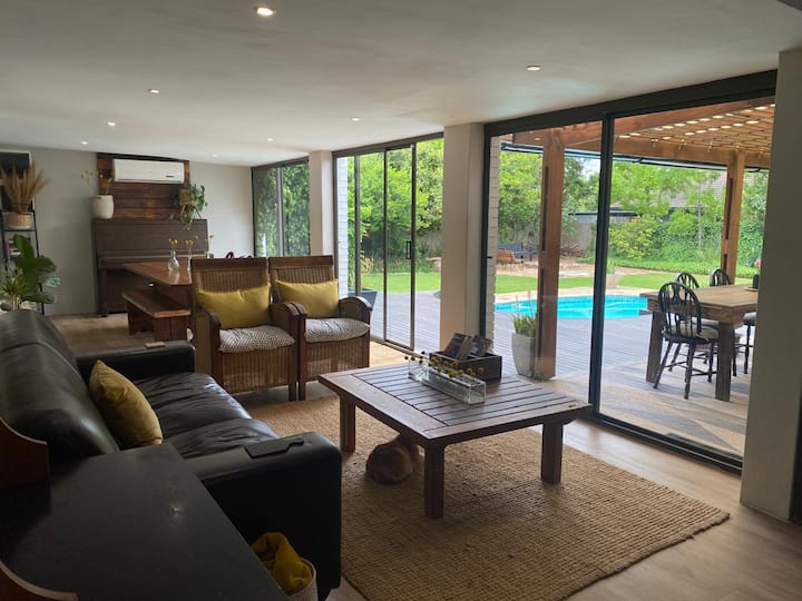 Comfortable Family Home With Outdoor Boma & Pool - Stellenbosch
