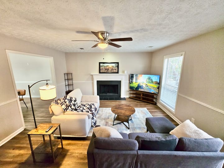 Bright 4-bedroom Family Home W/ Large Fenced Yard - Snellville, GA