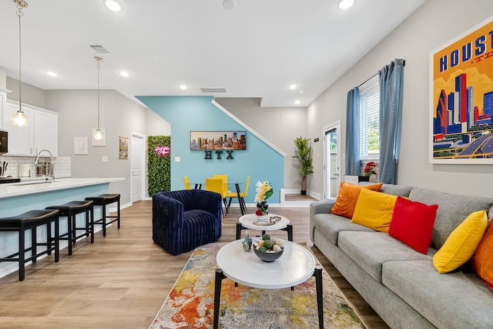 Modern Houston Retreat | Hot Tub & Garage Parking - Houston, TX