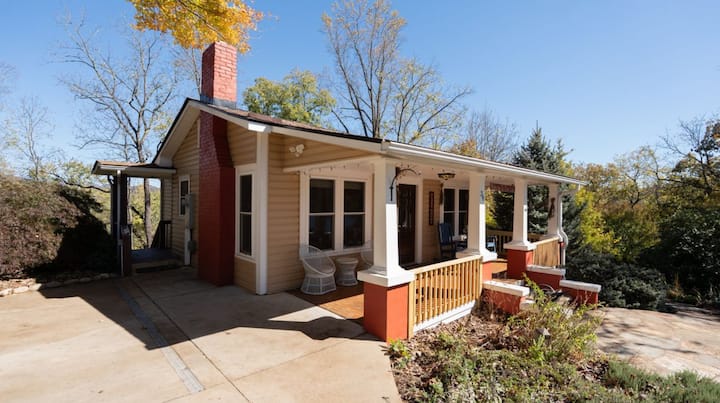 The Beagles Lake House-charm, Lake Views, Pets - Lake Junaluska, NC