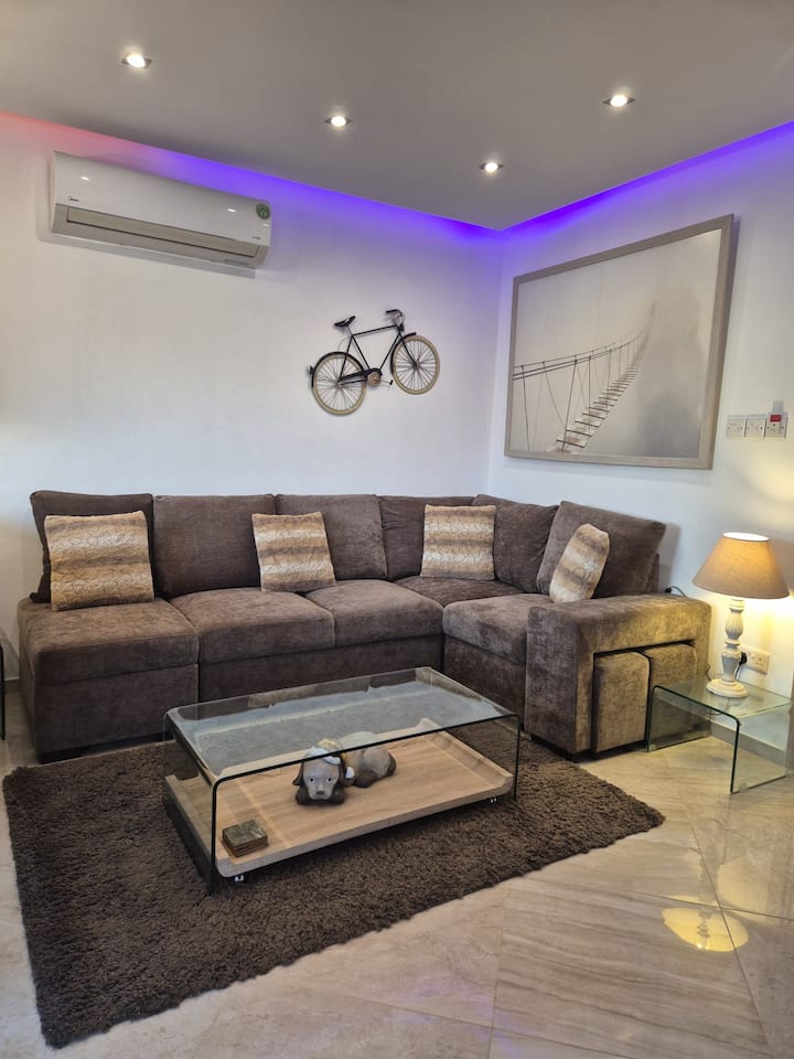 Luxury Apartment Only 4 Minute Walk To Beach - Larnaca