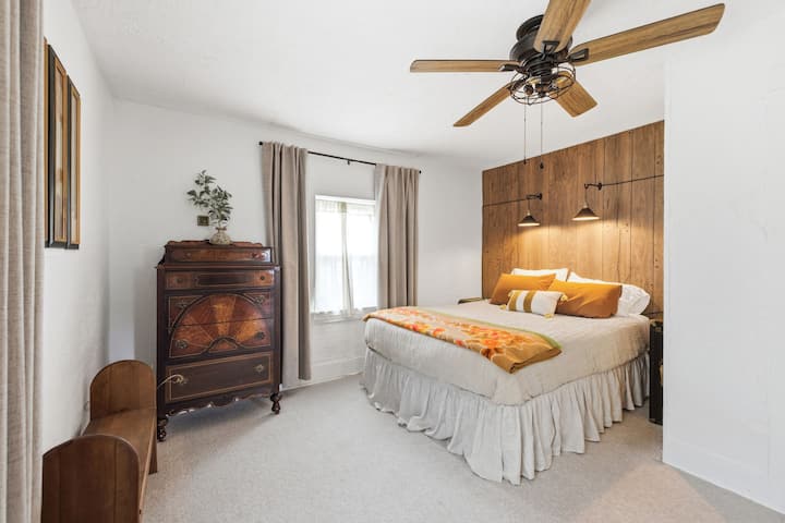 Rail-side Cottage • Walk To Train • 7 Min To Lake - Michigan City, IN