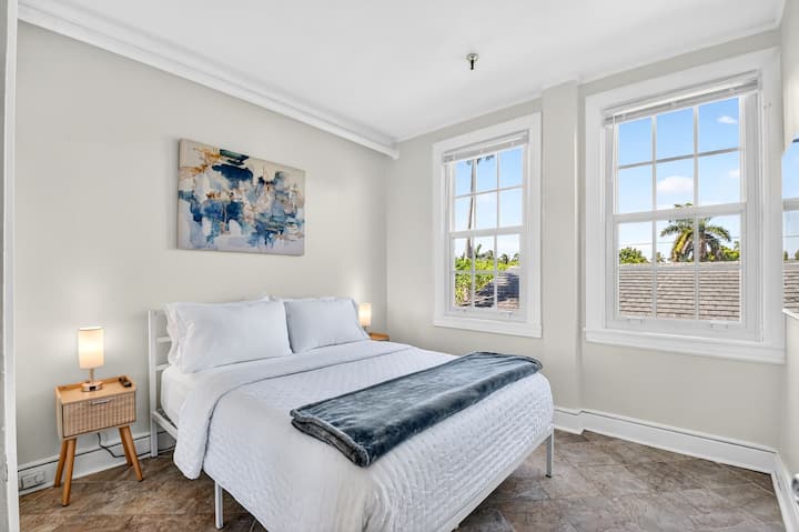 Palm Beach 1 Bedroom Condo Heated Pool Spacious - Palm Beach, FL