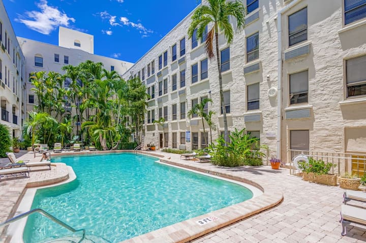 Palm Beach 1 Bedroom Condo Heated Pool Spacious - Palm Beach, FL
