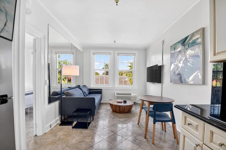 Palm Beach 1 Bedroom Condo Heated Pool Spacious - Palm Beach, FL