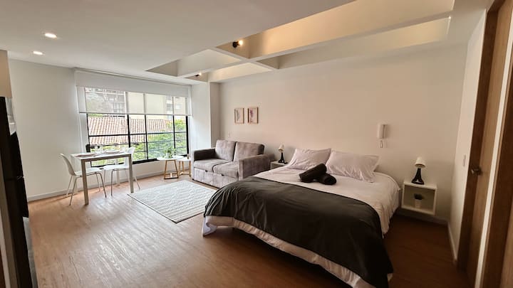 Loft Moderno Y Nuevo Con Cama Queen Y Parqueadero - Bogotá