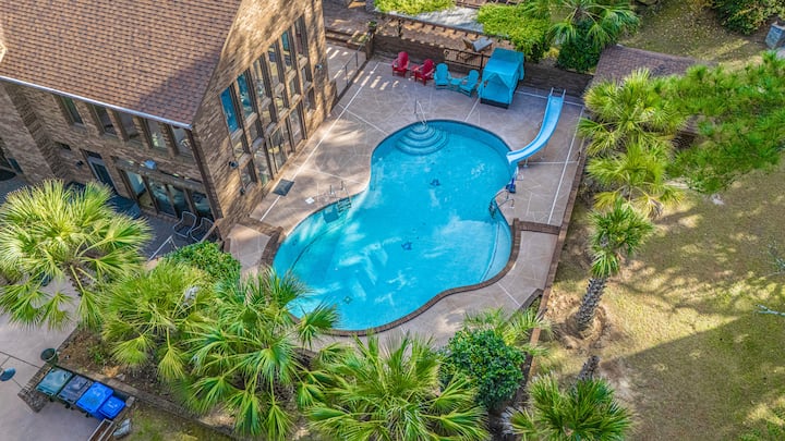 Fayetteville Getaway: Pool • Pizza Oven • Fire Pit - Fayetteville, NC