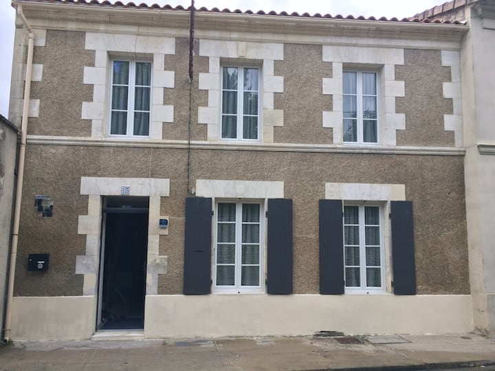 Appt 1etage 32 M2 Séjour Traversant Plein Sud - Jonzac