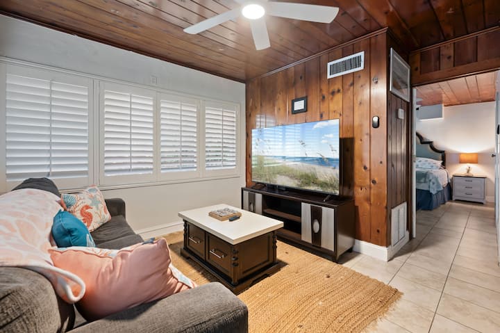 Dolphin Den Perfect Cocoa Beach Getaway - Cocoa Beach, FL