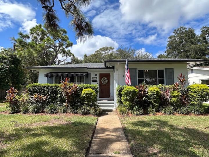 Charming Bugalow Near Downtown St Petersburg! - St. Petersburg, FL